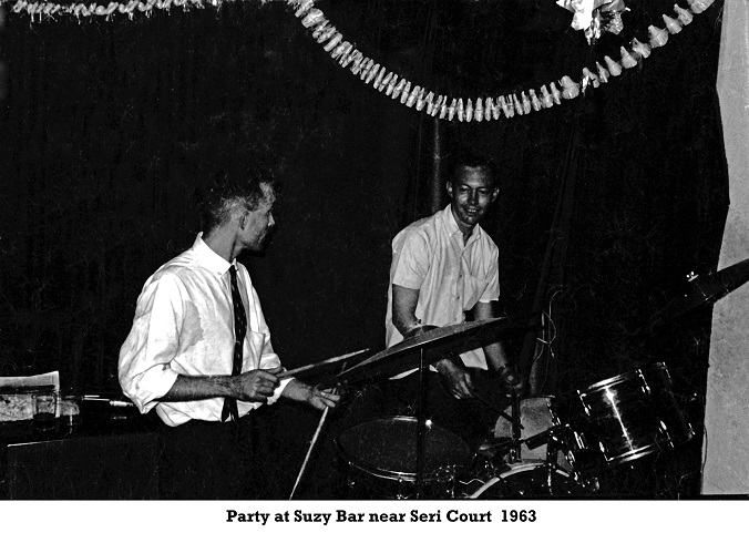 Index of /Pictures/1963_Komada-Peter/Suzy-Bar/