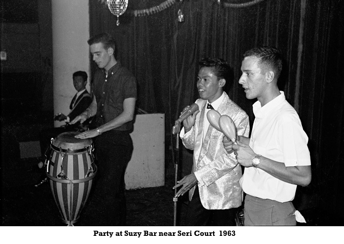 Index of /Pictures/1963_Komada-Peter/Suzy-Bar/